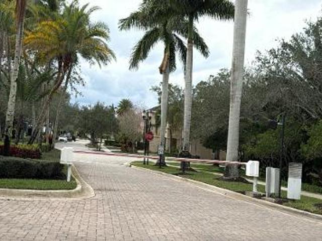 Edgebrook Ln