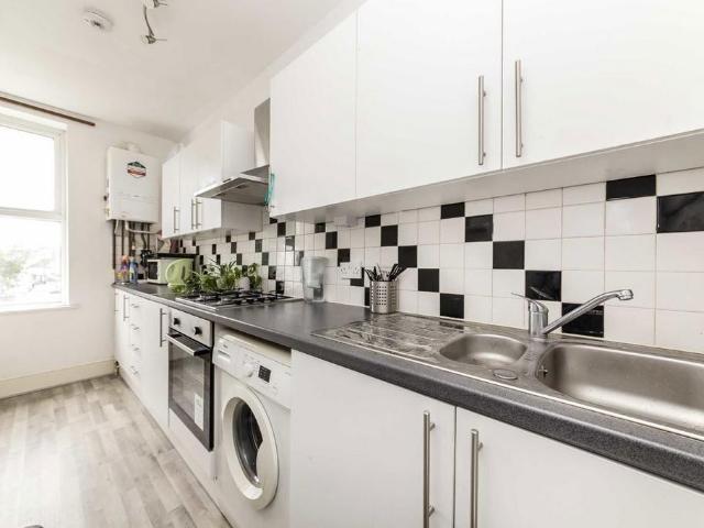 Edgeley Lane, London SW4 1 bed flat to rent £1,850 pcm £427 pw