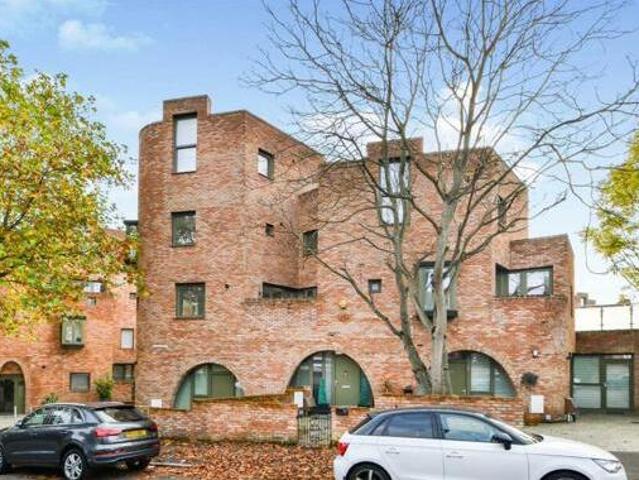 Edgewood Mews, Finchley Central, 2 Bedroom Apartment