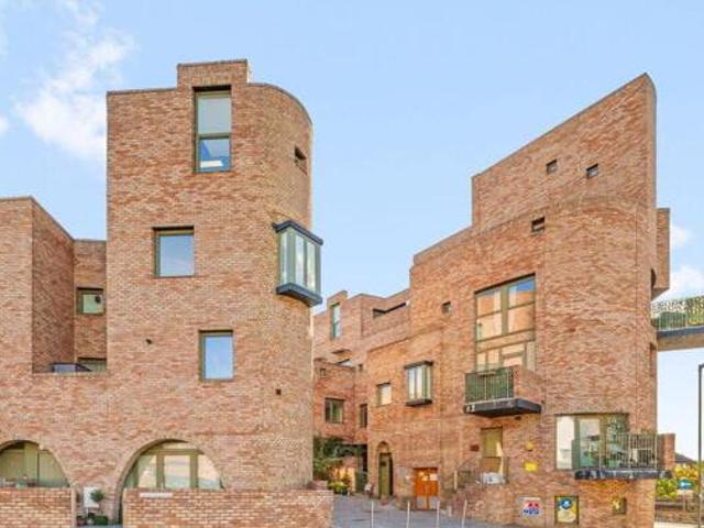 Edgewood Mews, Finchley, 2 Bedroom Penthouse