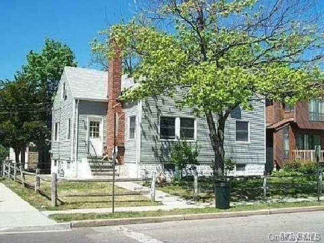 Edgewood Rd, Port Washington, Flat For Rent