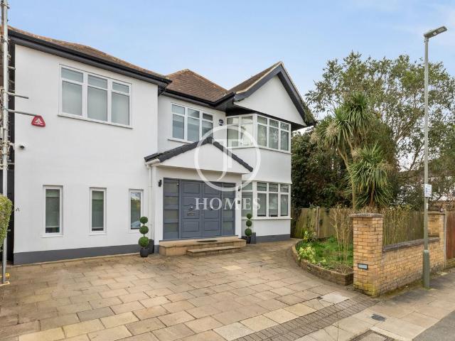 Edgeworth Crescent, Hendon, London NW4, 5 bed detached house to rent, £5,950 pcm | PrimeLocation