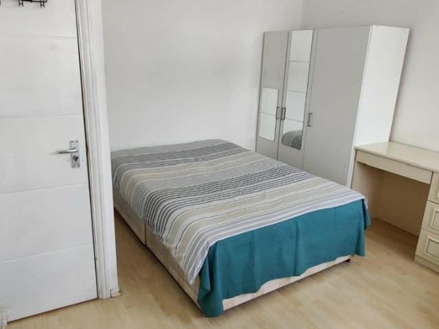 Edgeworth Crescent, London NW4, Room to rent, £900 pcm | PrimeLocation