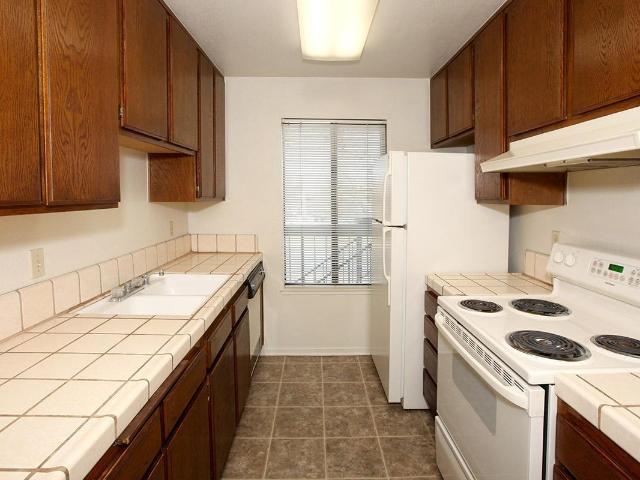 Edgewater 2 Bedroom Apartment for Rent at 8200 Kroll Way, Bakersfield, CA 93311 CSU Bakersfield