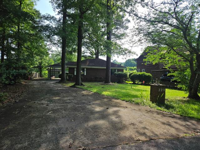 Edgewater Dr