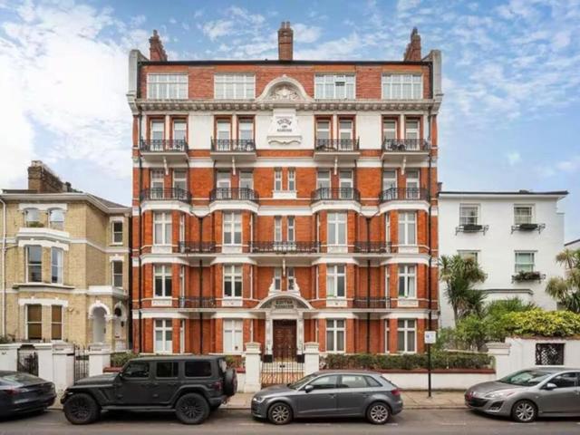 Edith Grove, London SW10, 2 bed flat to rent, £3,300 pcm | PrimeLocation