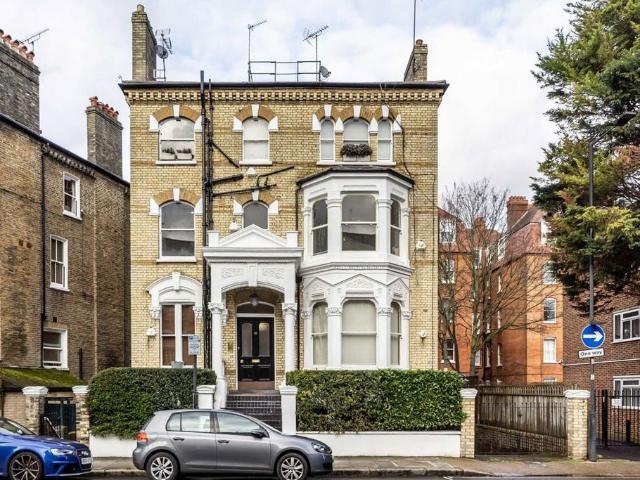 Edith Road, London W14 3 bed flat to rent £4,250 pcm £981 pw