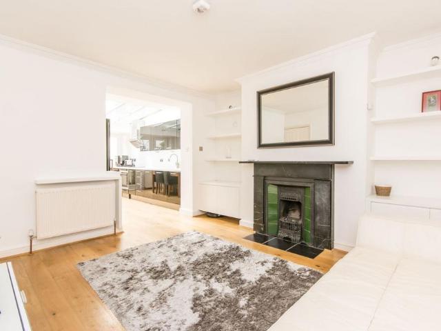 Edith Road, West Kensington, London, W14 2 bed flat to rent £3,200 pcm £738 pw