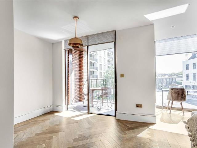 Edith Row, London, SW6 2 bed flat to rent £4,100 pcm £946 pw