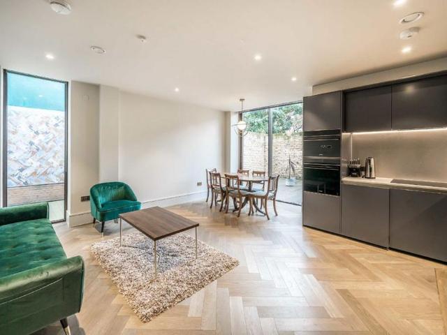 Edith Row, London SW6 3 bed flat to rent £6,300 pcm £1,454 pw