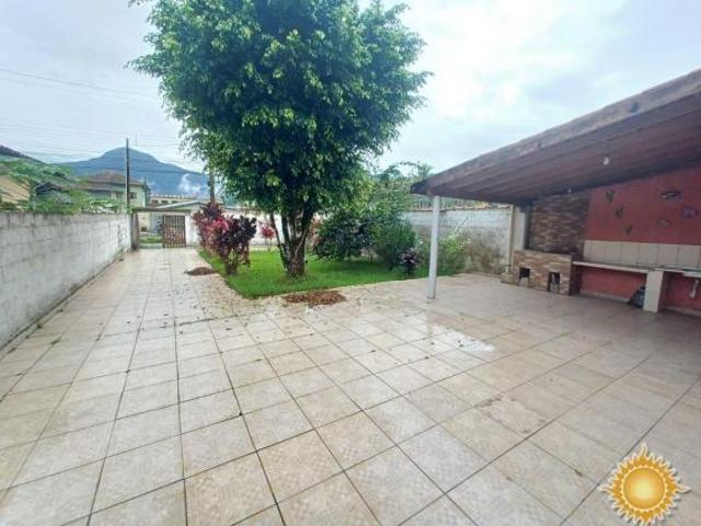 Edícula com duas suites e amplo terreno !