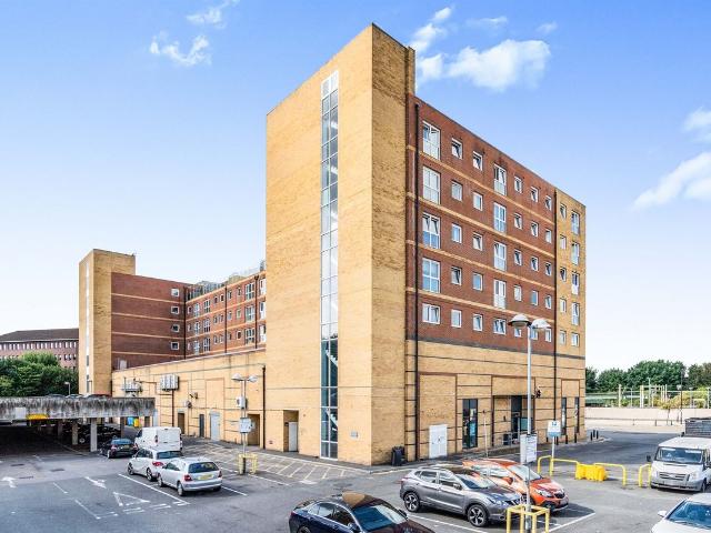 Edinburgh Gate, Harlow CM20, 2 bed flat to rent, £1,500 pcm | PrimeLocation