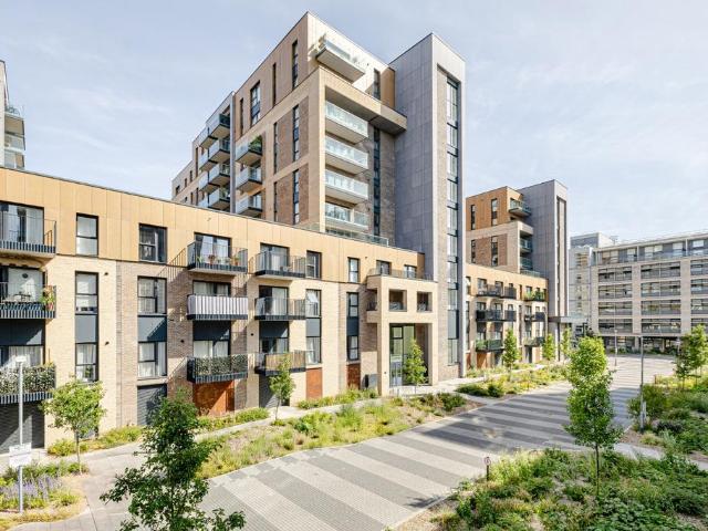 Edinburgh Gate, Harlow, CM20 2 bed penthouse to rent £1,900 pcm £438 pw