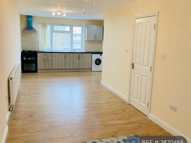 Edinburgh Drive, Ickenham, Uxbridge. 3 bed maisonette to rent £1,950 pcm £450 pw