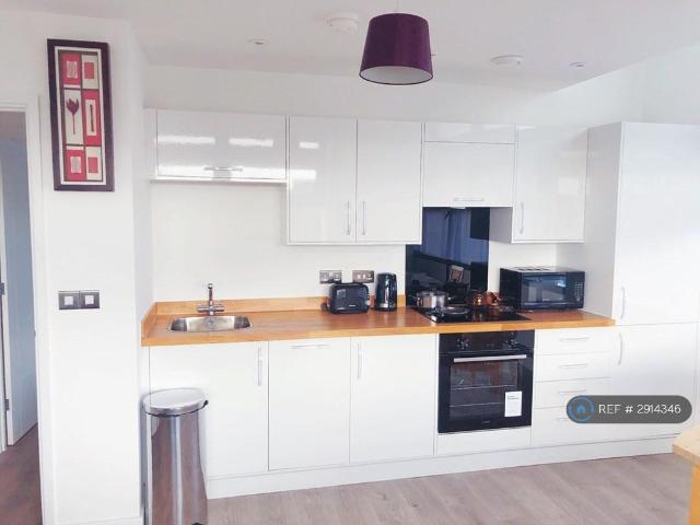 Edinburgh House, Harlow, CM20 2 bed flat to rent £1,650 pcm £381 pw