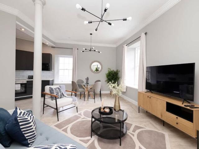 Edinburgh Old Town EH1, 1 bed flat to rent, £5,130 pcm | PrimeLocation