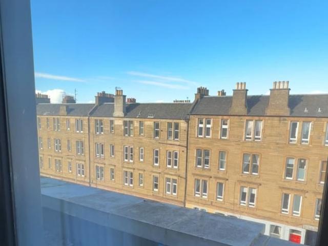 Edinburgh studio sublet at a bargain price