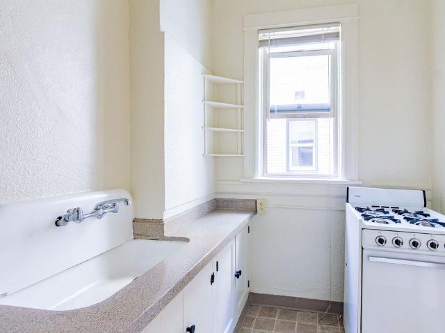 Edington Court Studio Apartment for Rent at 10 Nw 20th Ave, Portland, OR 97209 Northwest District