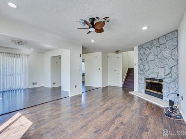 Edison Glen Ter, Edison, Home For Sale