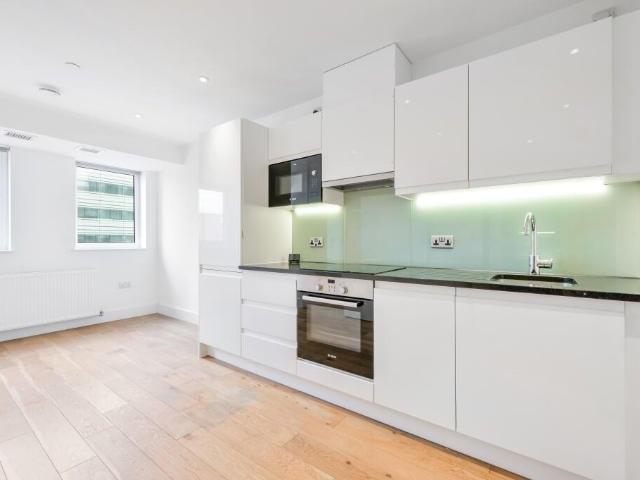 Edridge Road, Croydon 2 bed flat to rent £1,600 pcm £369 pw