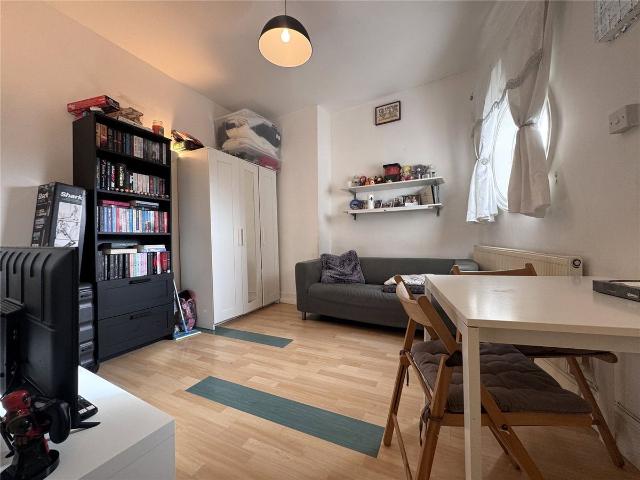 Edward Close, Cricklewood, London NW2, 1 bed flat to rent, £1,549 pcm | PrimeLocation