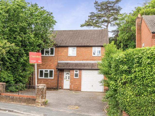 Edward Avenue, Camberley, GU15 4 bed detached house to rent £2,900 pcm £669 pw