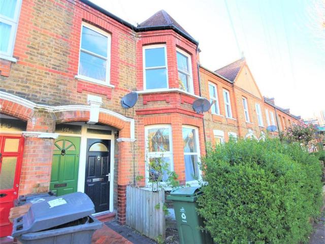 Edward Road, Walthamstow, E17 2 bed flat to rent £1,895 pcm £437 pw