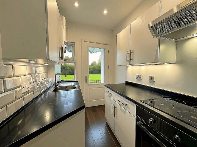 Edward Road, London, CR5 2 bed terraced house to rent £1,900 pcm £438 pw
