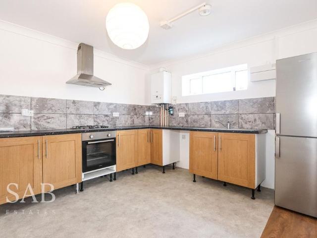 Edward Road, Northolt, UB5 3 bed end of terrace house to rent £2,250 pcm £519 pw