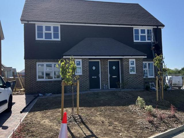 Edward Way, Polegate BN26 2 bed semi detached house to rent £1,550 pcm £358 pw