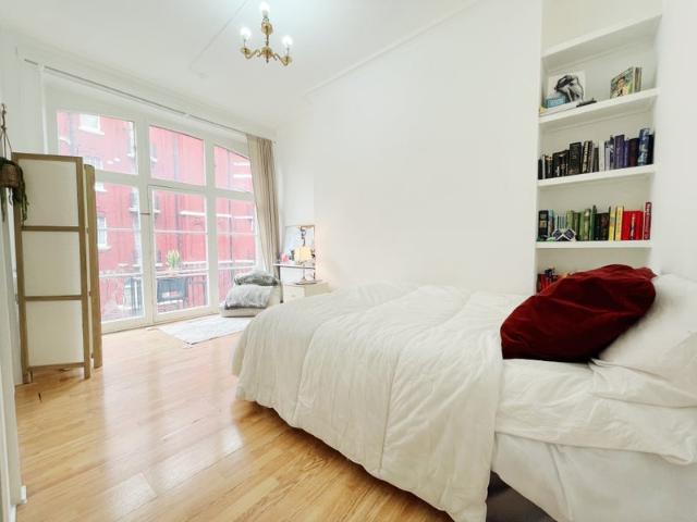Edwardian Mansion: 5 Bedrooms & Living Room!