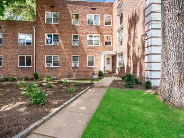 Edwards St Apt D, Roslyn Heights, Property For Sale