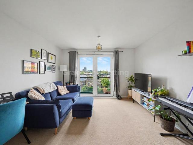 Effra Parade, London, SW2 1 bed flat to rent £2,000 pcm £462 pw