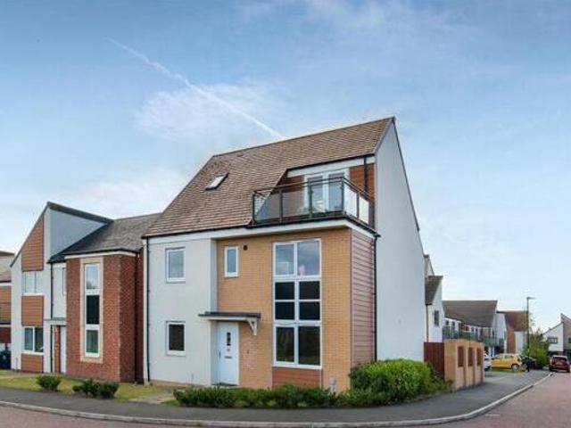 Elmwood Park Gardens, Great Park, 5 Bedroom Detached