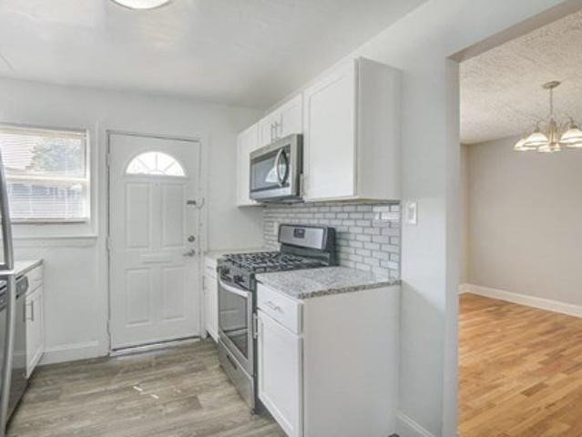Elmwood Village Apartments and Townhomes Two Bedroom 806 sqft