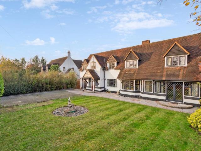 Elm Close, Farnham Common SL2 4 bed detached house to rent £3,600 pcm £831 pw