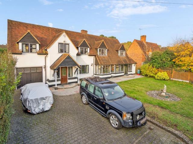 Elm Close, Farnham Common SL2 5 bed detached house to rent £3,600 pcm £831 pw