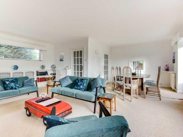 Elm Close, Hove 3 bed detached house to rent £3,683 pcm £850 pw