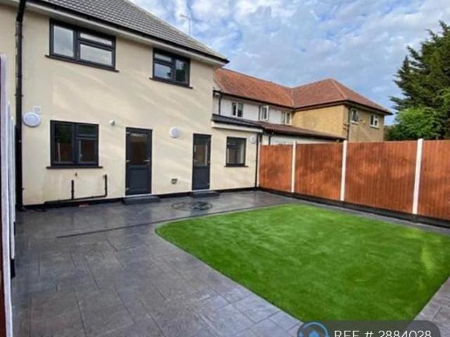 Elm Close, Hayes, UB3 3 bed semi detached house to rent £2,850 pcm £658 pw