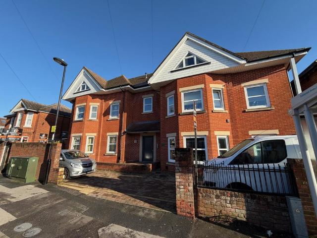 Elm Green Court, Southampton SO15 3 bed flat to rent £1,600 pcm £369 pw