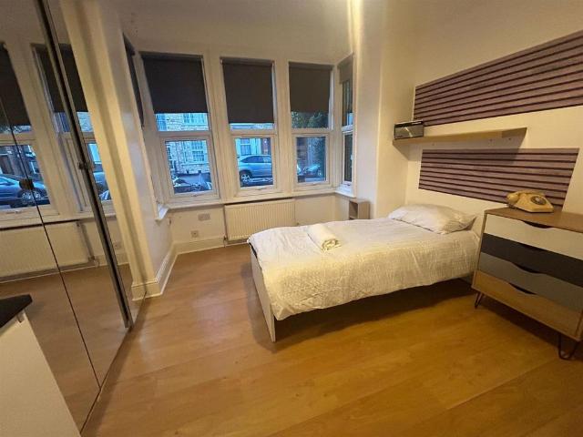 Elm Grove, Child's Hill, Cricklewood. Studio to rent £1,440 pcm £332 pw