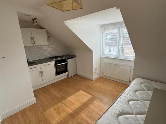 Elm Grove, Cricklewood Studio to rent £1,440 pcm £332 pw