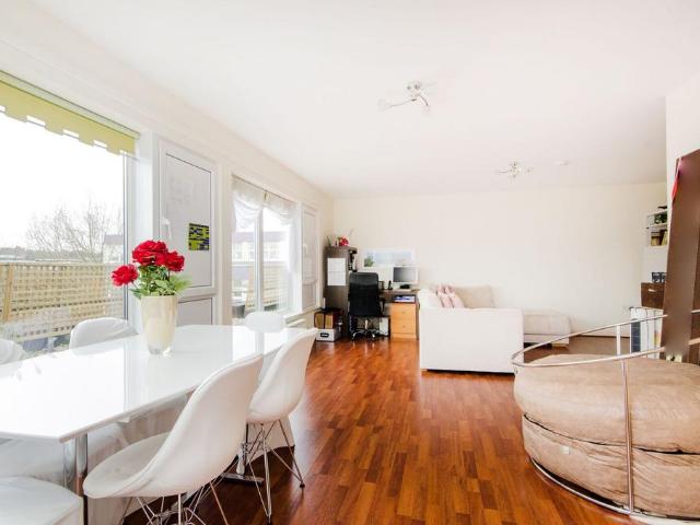 Elm Grove, Wimbledon, London, SW19 2 bed flat to rent £2,600 pcm £600 pw