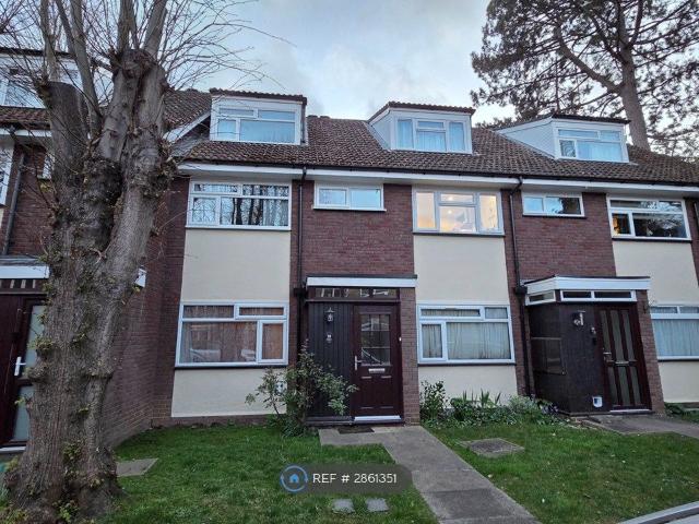 Elm Hatch, Pinner HA5, 2 bed maisonette to rent, £1,650 pcm | PrimeLocation