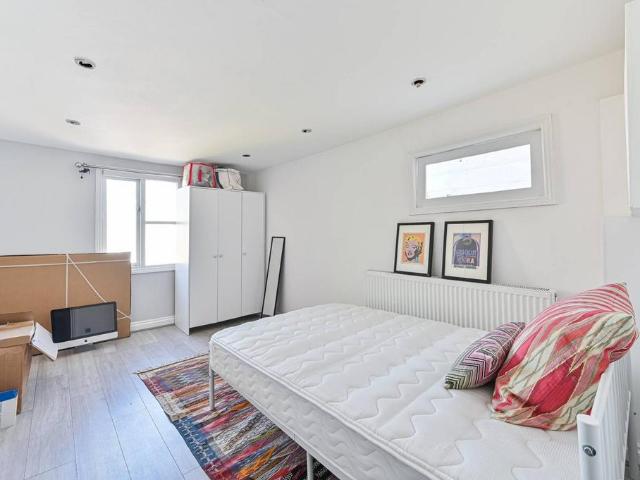 Elm Park, Brixton, London, SW2 3 bed flat to rent £2,950 pcm £681 pw