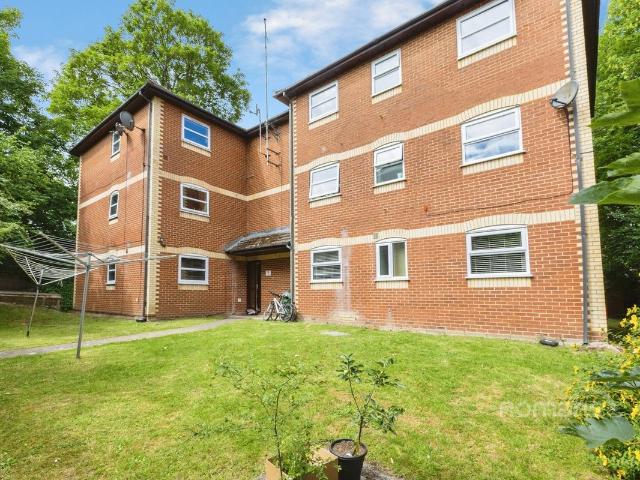 Elm Park Court, Reading, Berkshire RG30, 2 bed flat to rent, £1,250 pcm | PrimeLocation