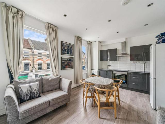 Elm Park, London 3 bed flat to rent £2,951 pcm £681 pw