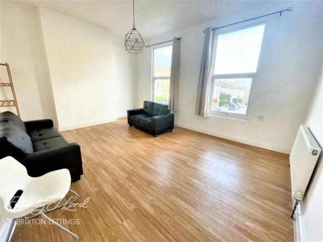 Elm Park, London 4 bed flat to rent £3,200 pcm £738 pw
