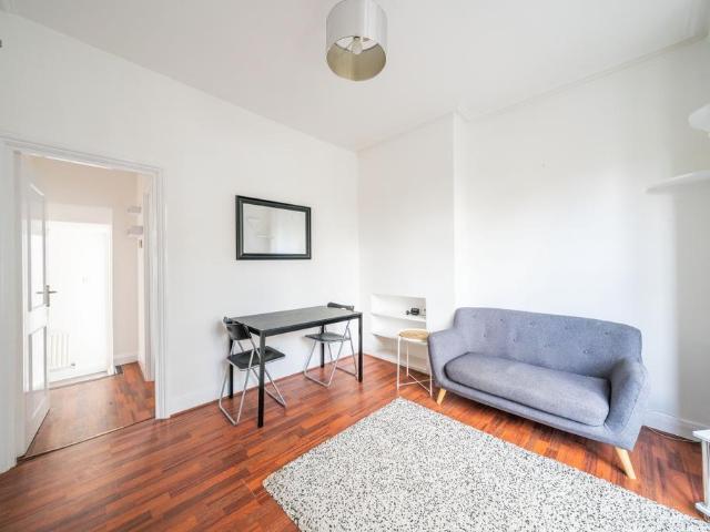 Elm Park London SW2 2 bed flat to rent £2,350 pcm £542 pw