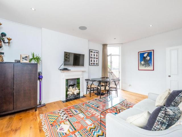 Elm Park Mansions, Park Walk, Chelsea. 1 bed flat to rent £2,708 pcm £625 pw